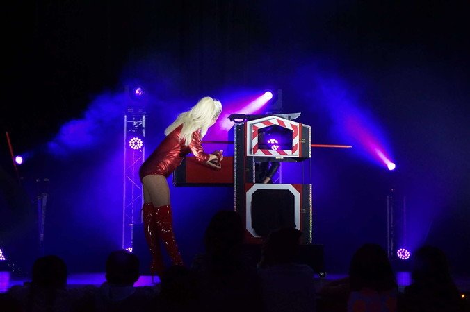 Show cabaret - Danseuses de revue et chanteuse - La Ferté-Bernard - (72400)