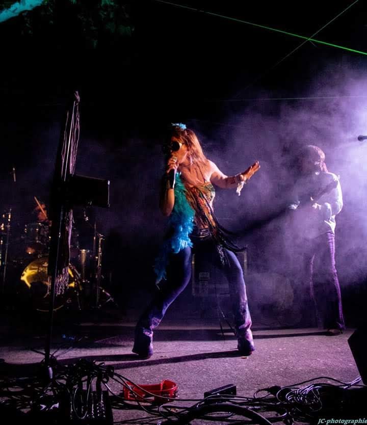 Chanteuse Pop Rock – Chanteuse De Rock Américaine – KUGLQU
